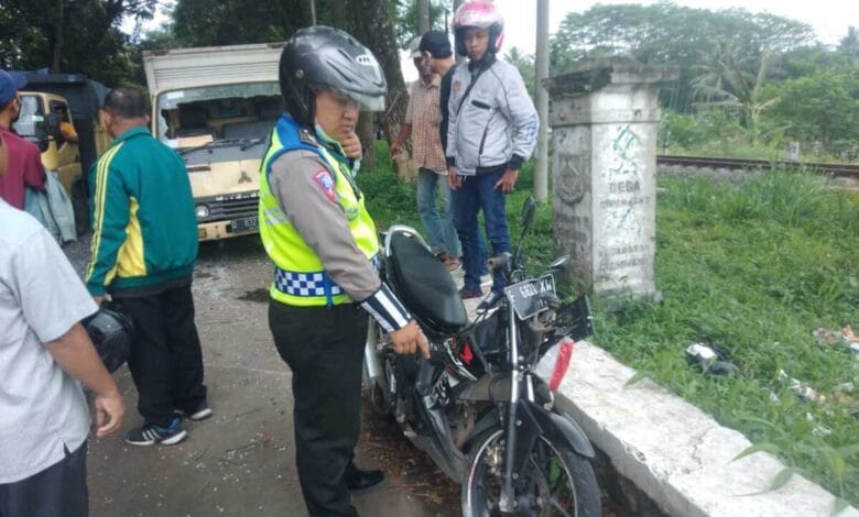 Tabrakan Truk Box vs Motor, Pemotor Luka Serius Tabrakan Truk Box vs Motor, Pemotor Luka Serius