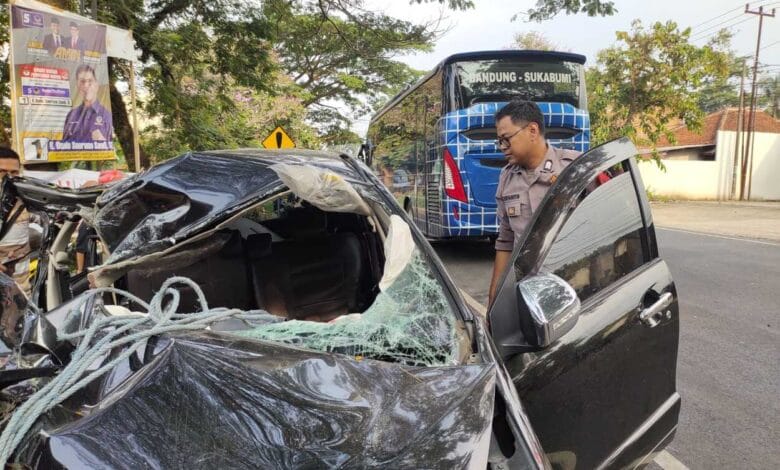 Mini Bus VS Truk Tabrakan di Cianjur, 1 Tewas 3 Luka Mini Bus VS Truk Tabrakan di Cianjur, 1 Tewas 3 Luka