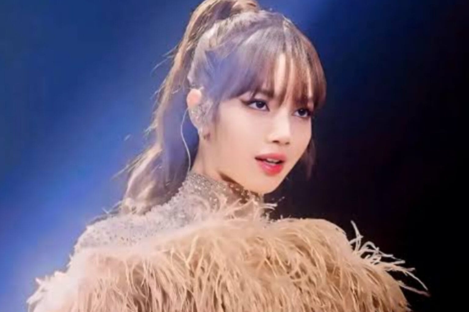 Pesona Memukau Lisa BLACKPINK dalam Balutan Tren Holiday Balletcore