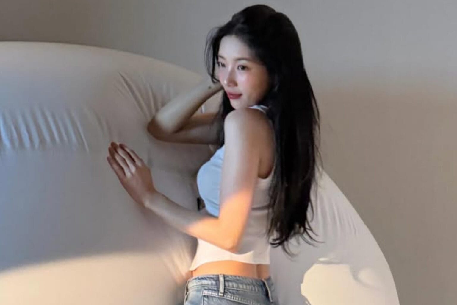 Pesona Visual Suzy: Tetap Memukau di Balik Rutinitas Harian